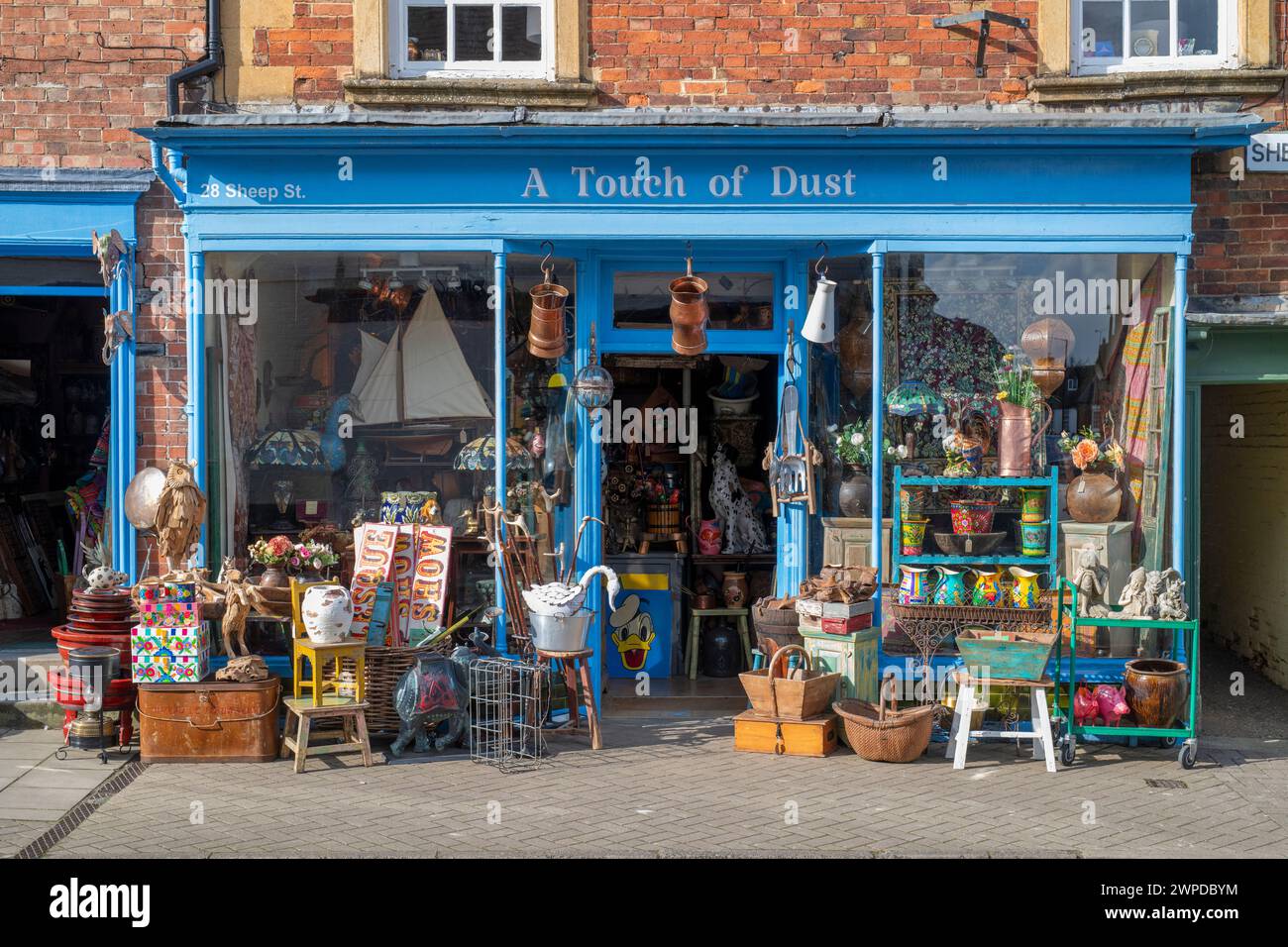Old english shop front hi-res stock photography and images - Alamy
