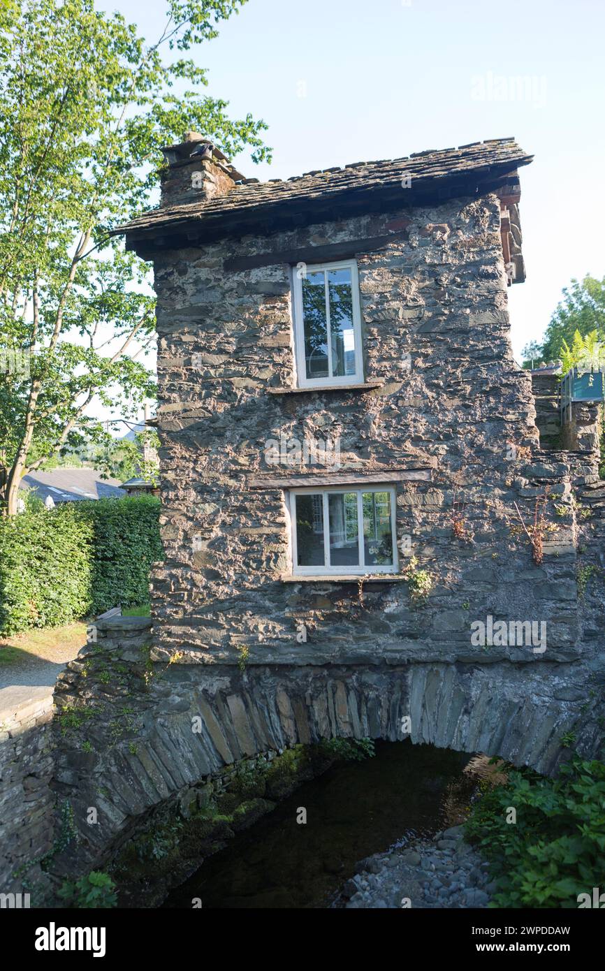 Bridge house hi-res stock photography and images - Alamy