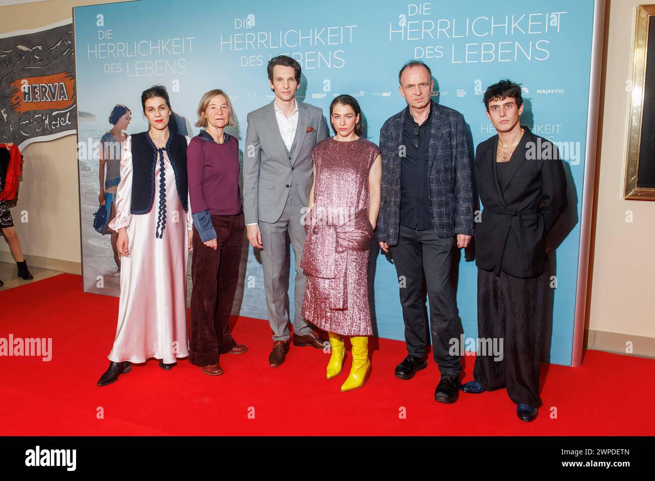 Weltpremiere - Die Herrlichkeit des Lebens Daniela Golpashin, Judith Kaufmann, Sabin Tambrea ...