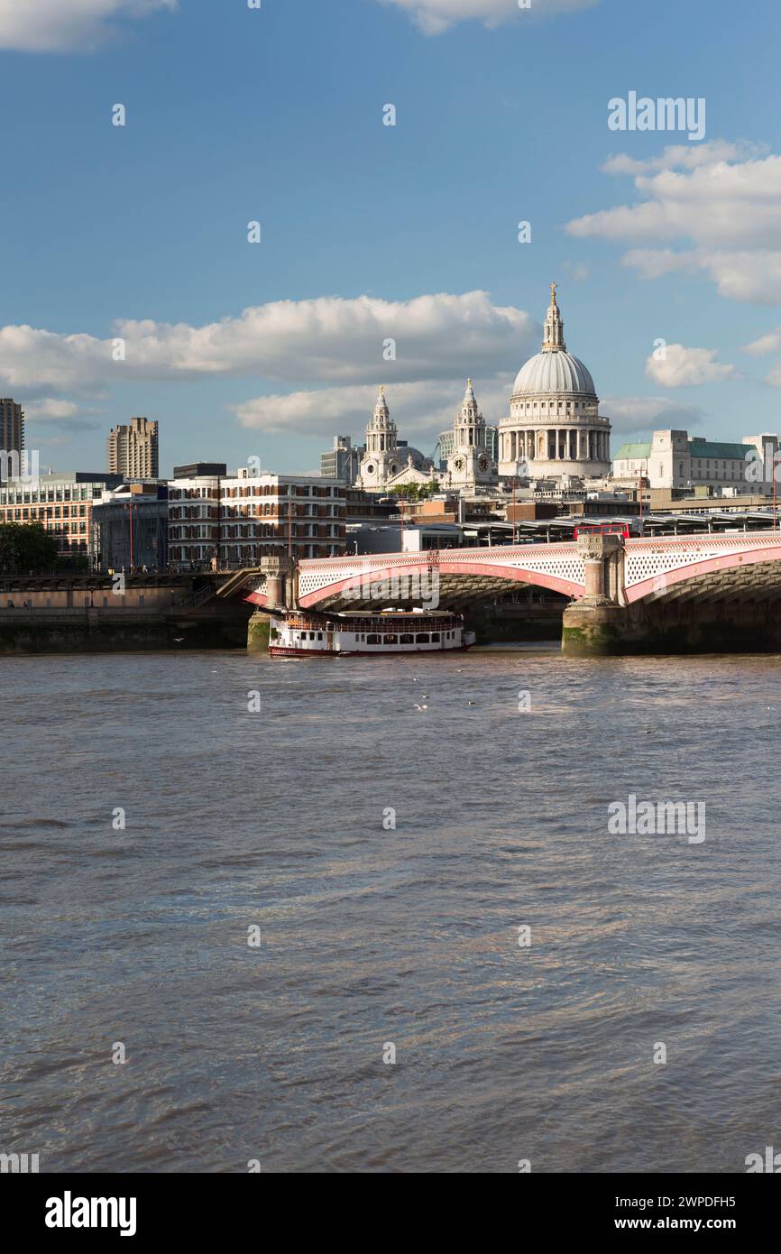 Bridge across the river thames hi-res stock photography and images - Alamy