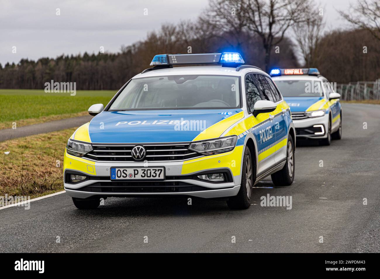 Zwei polizeiwagen hi-res stock photography and images - Alamy