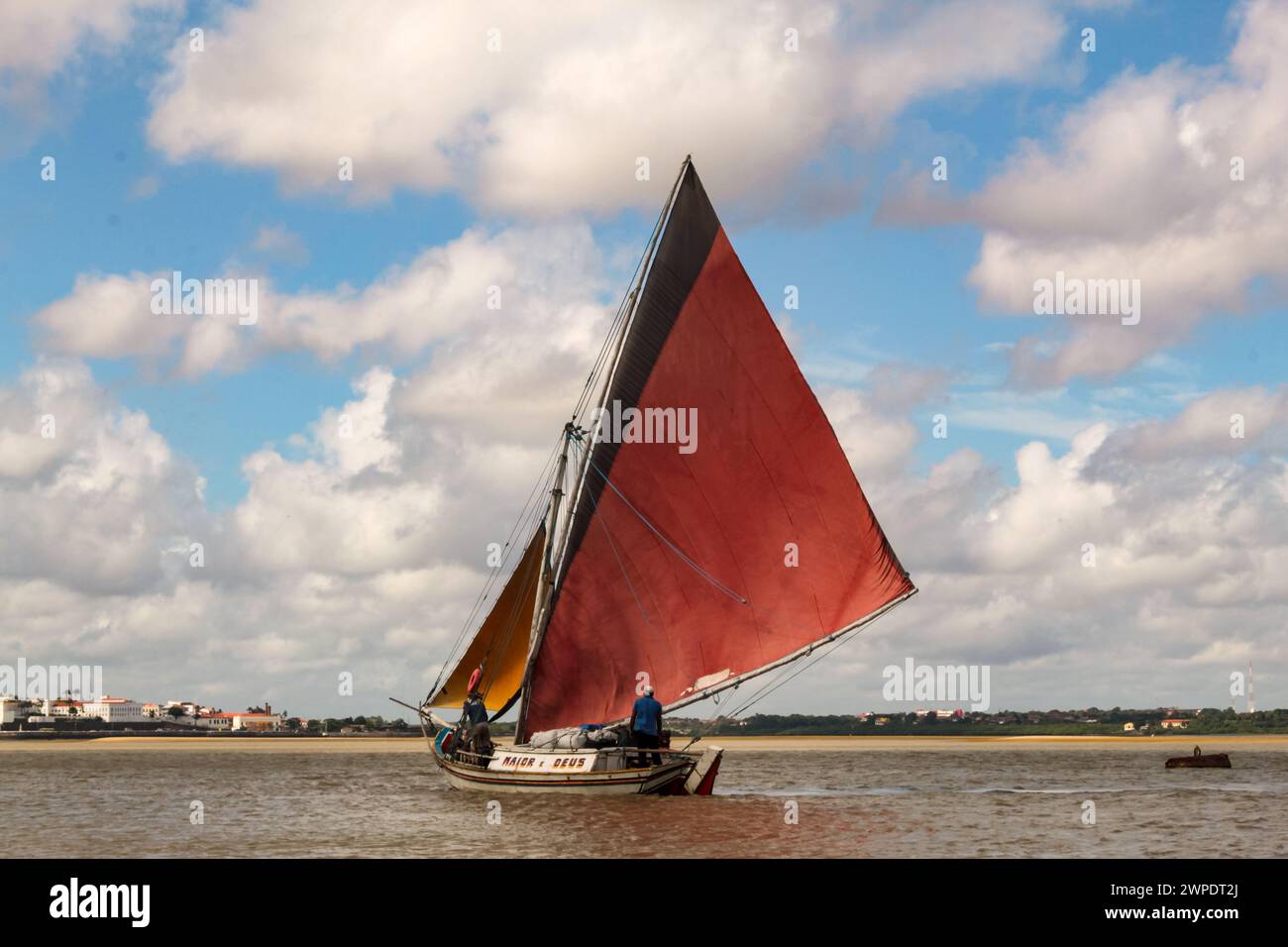 Barco tradicional de pesca hi-res stock photography and images - Alamy