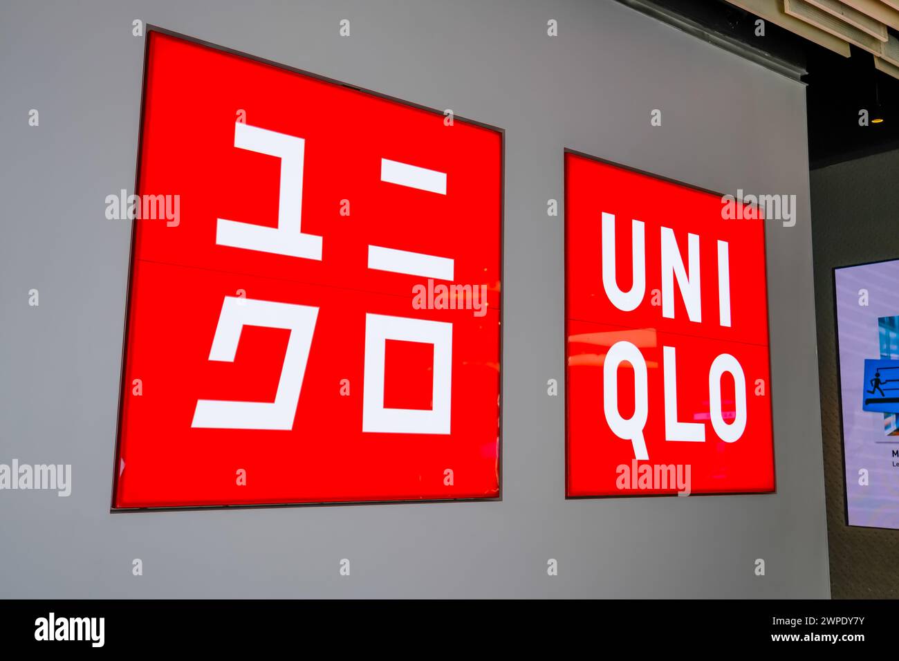 Uniqlo red logo hi-res stock photography and images - Alamy
