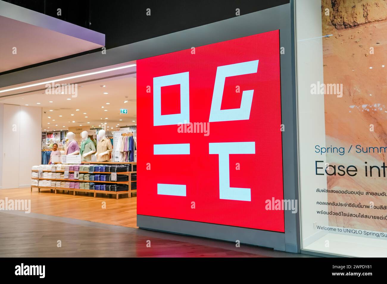 Uniqlo store exterior hi-res stock photography and images - Alamy