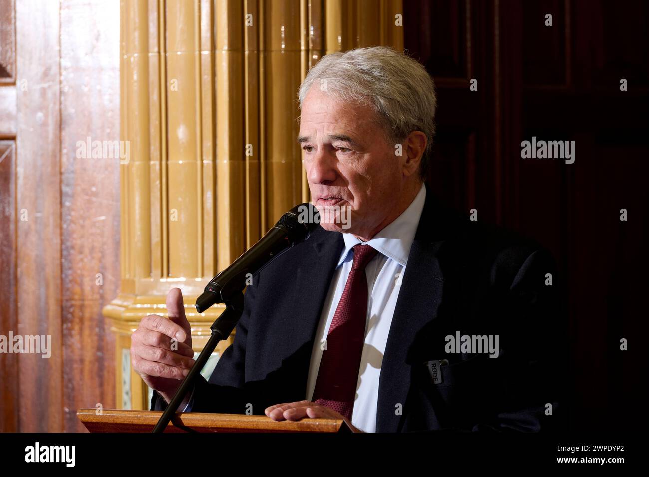 Charles glass speaking hi-res stock photography and images - Alamy