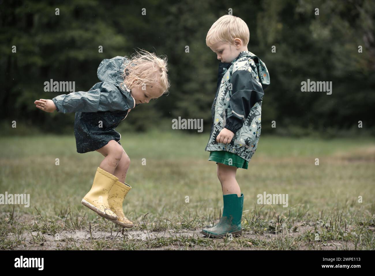 Kids playing in rain hi-res stock photography and images - Alamy