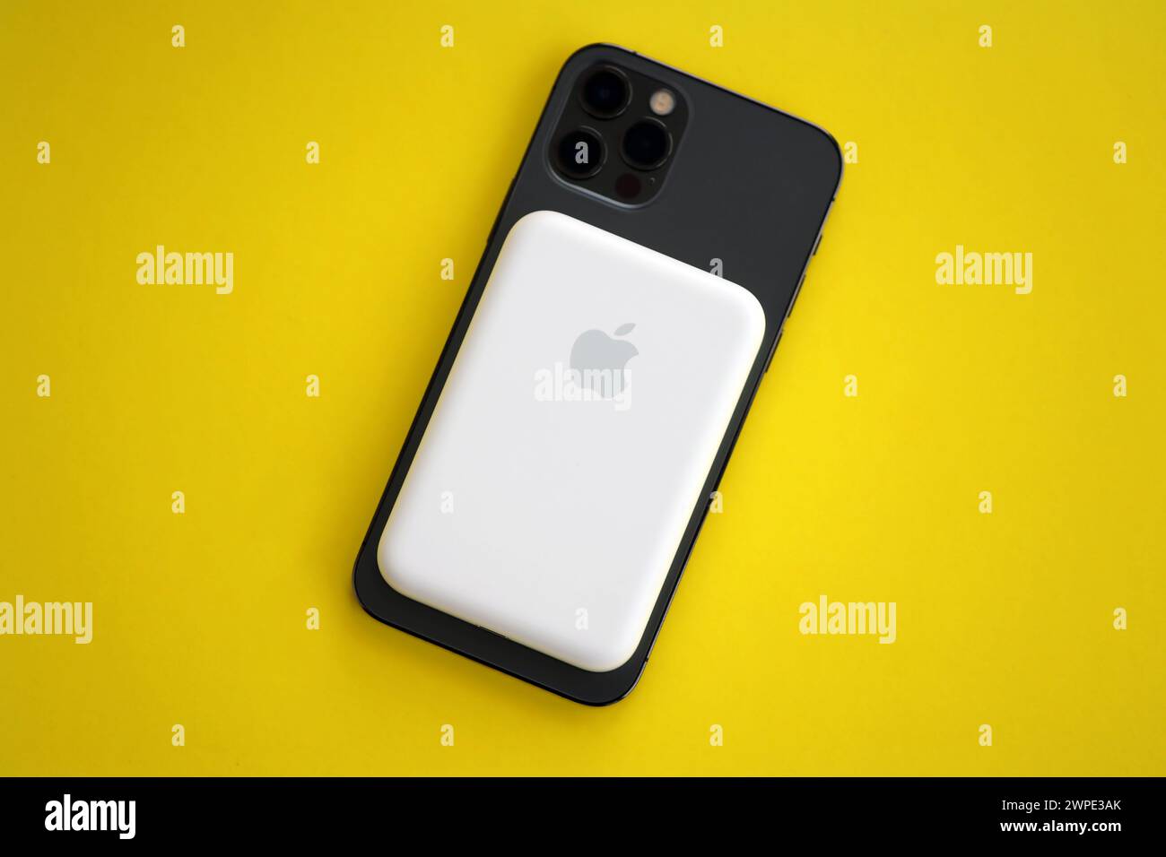 Apple magsafe battery pack hi-res stock photography and images - Alamy