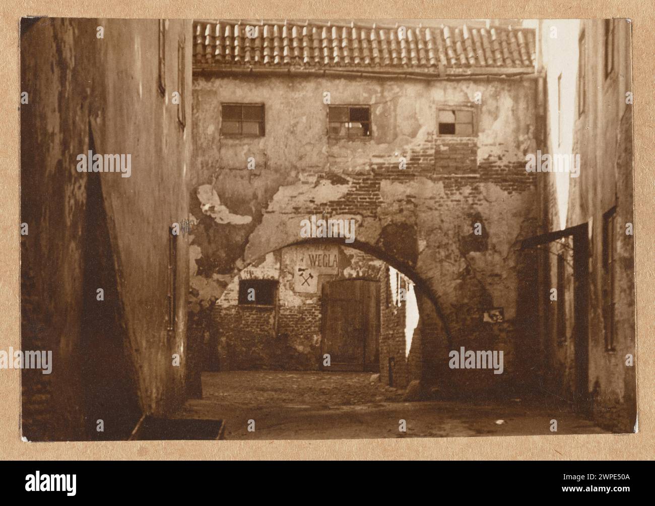 Old image showing courtyard hi-res stock photography and images - Alamy