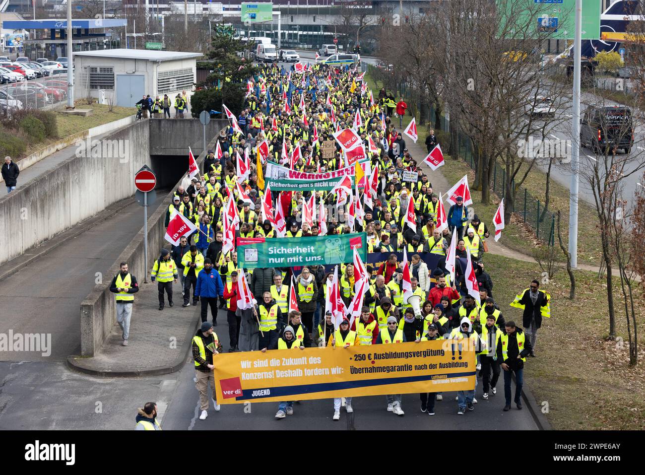 07 March 2024, Hesse, Frankfurt/Main: A protest procession of strikers ...