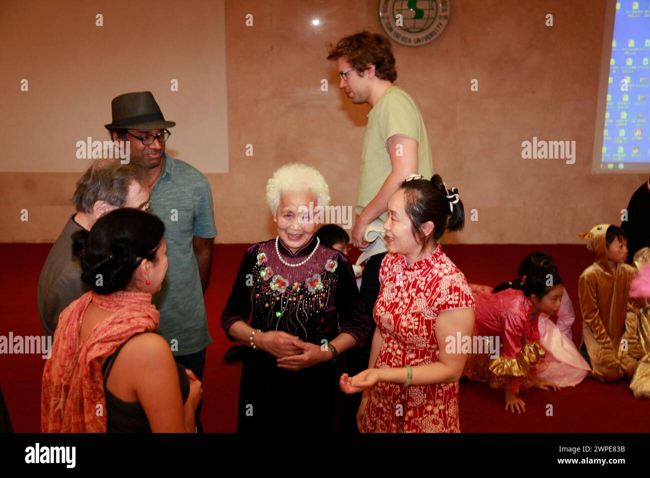 Chinese granny hi-res stock photography and images - Alamy
