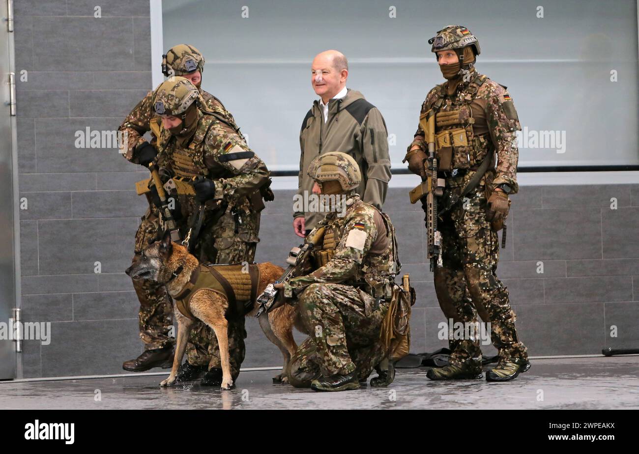 Ein Kommandotrupp des Kommando Spezialkräfte KSK mit Bundeskanzler Olaf ...