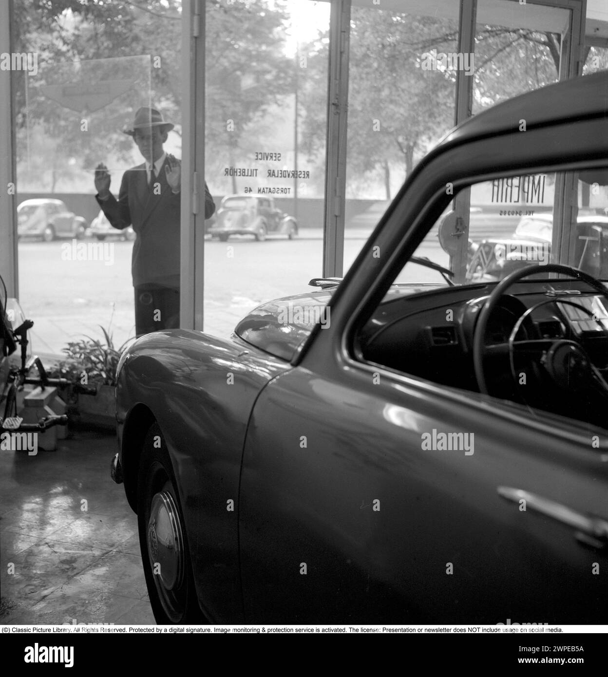 1950s historical standing outside hi-res stock photography and images ...