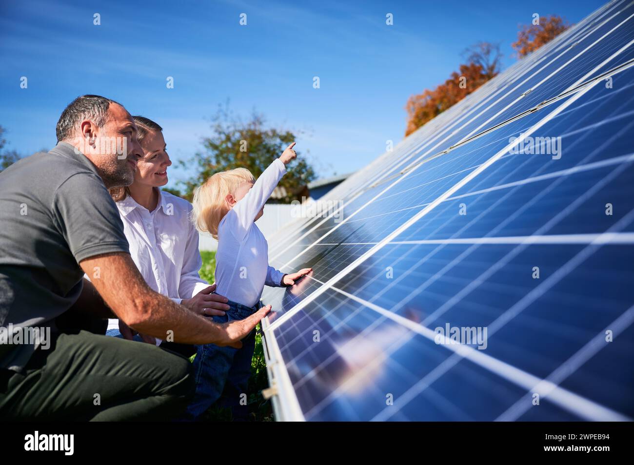 Enthusiastic father showing potential of alternative energy ...