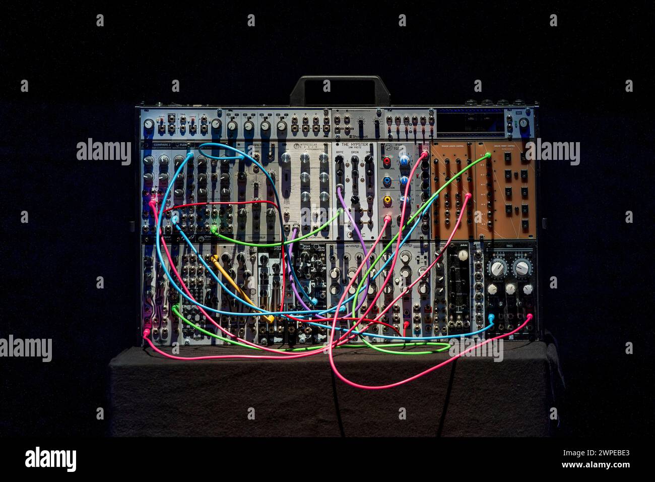 Modularer Synthesizer des 2023 verstorbenen Musiker, Komponisten und ...