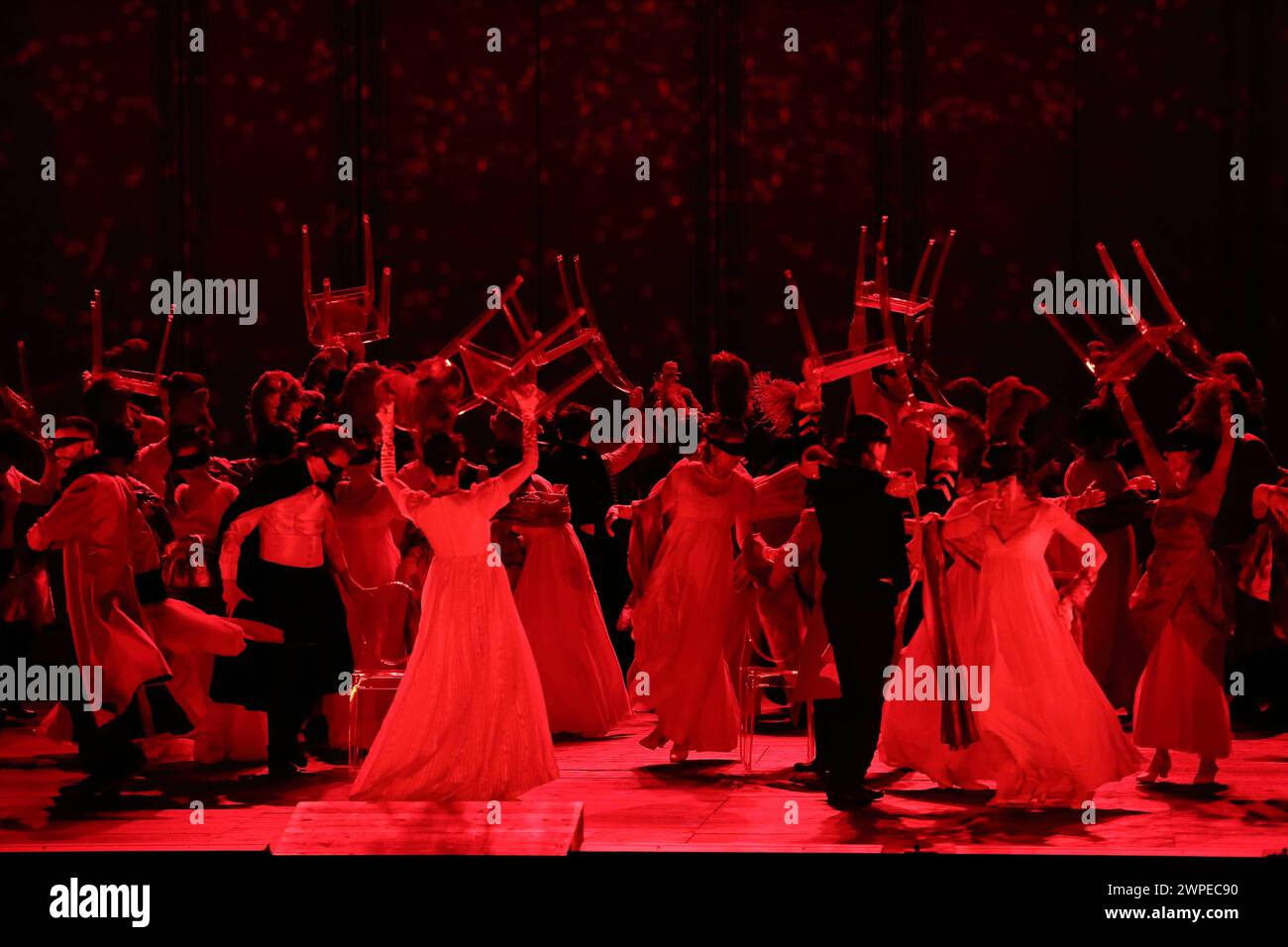 Ensemble während der Fotoprobe für Pique Dame in der Deutschen Oper in ...