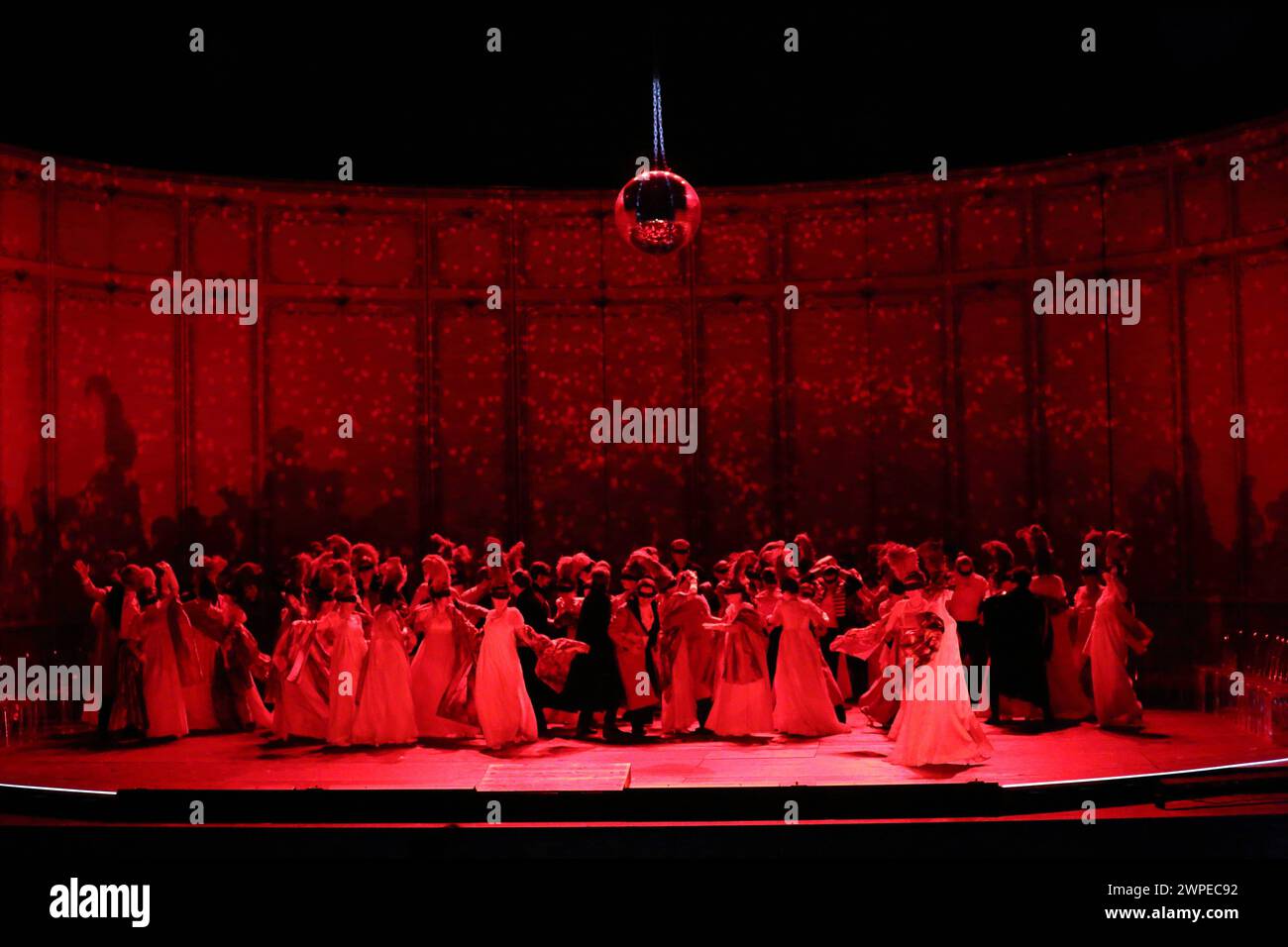 Ensemble während der Fotoprobe für Pique Dame in der Deutschen Oper in ...