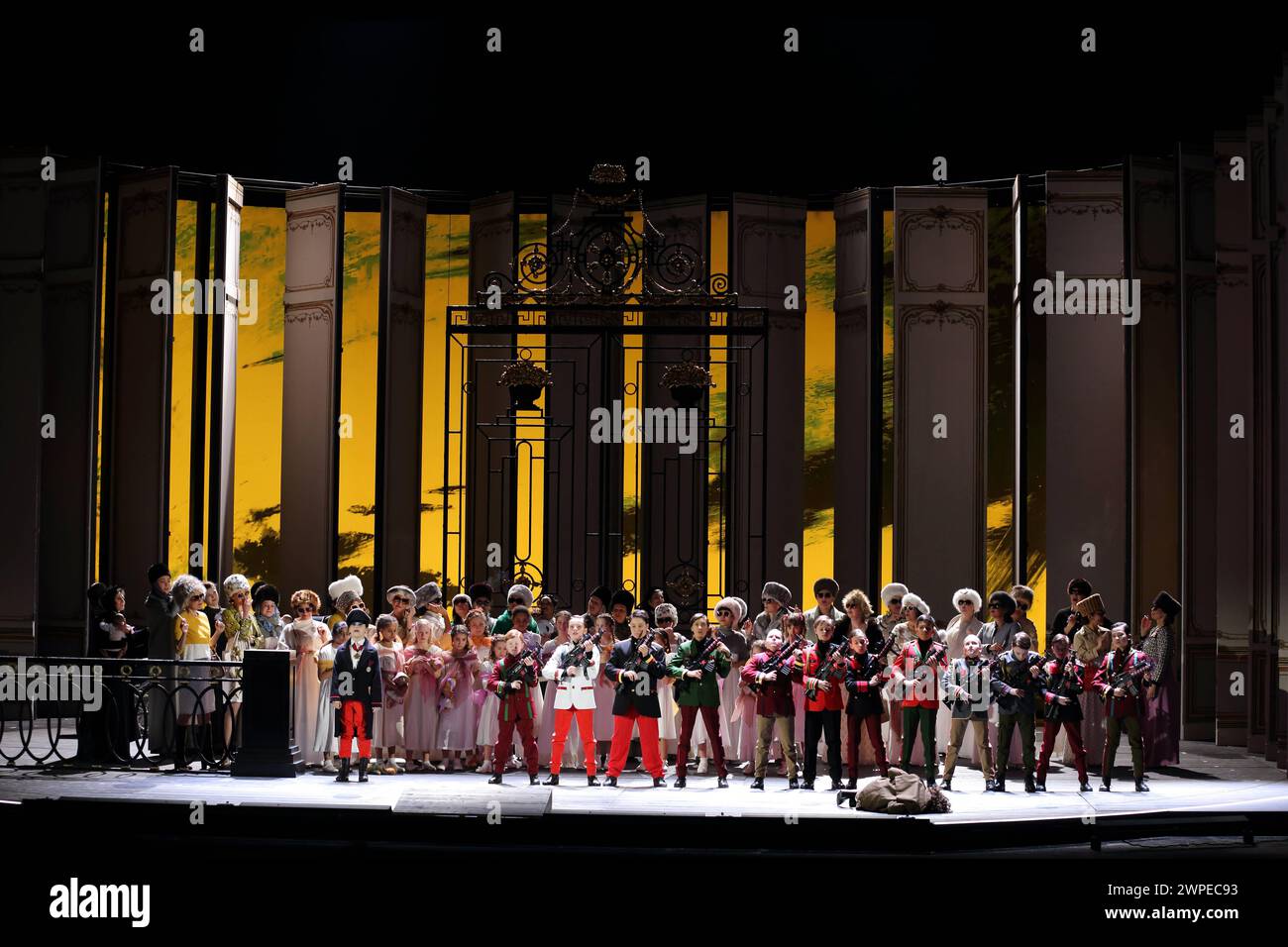 Ensemble während der Fotoprobe für Pique Dame in der Deutschen Oper in ...