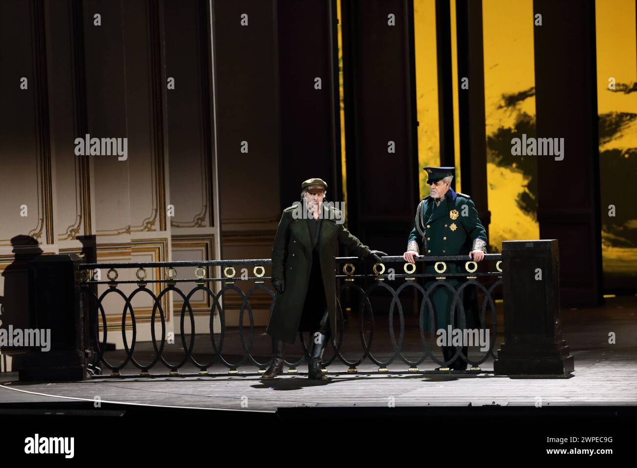 Martin Muehle als Hermann und Lucio Gallo als Graf Tomskij, v.l ...