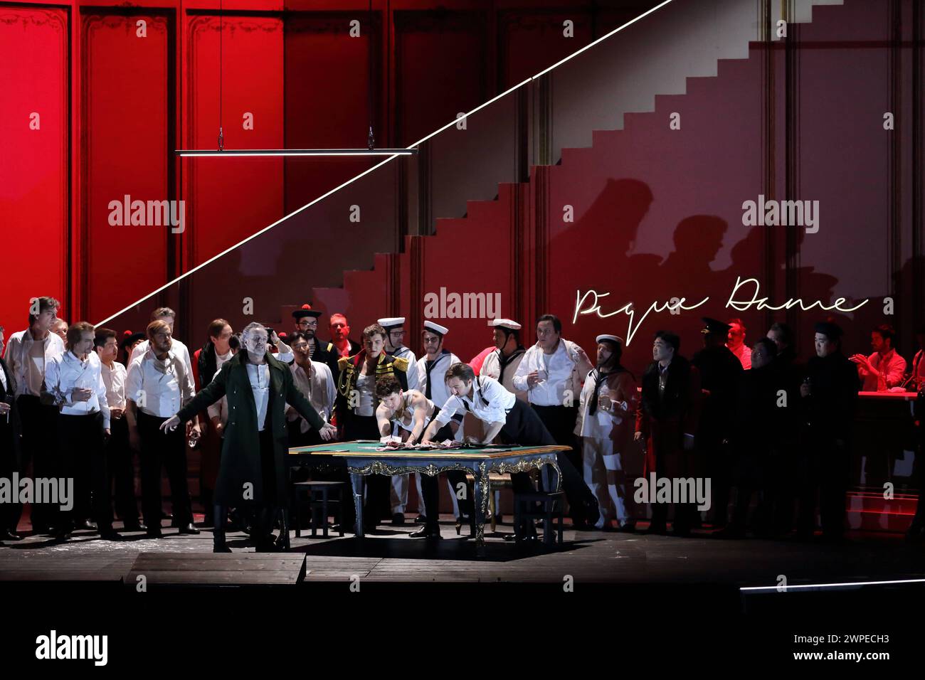 Martin Muehle vorn halblinks als Hermann und Ensemble während der ...