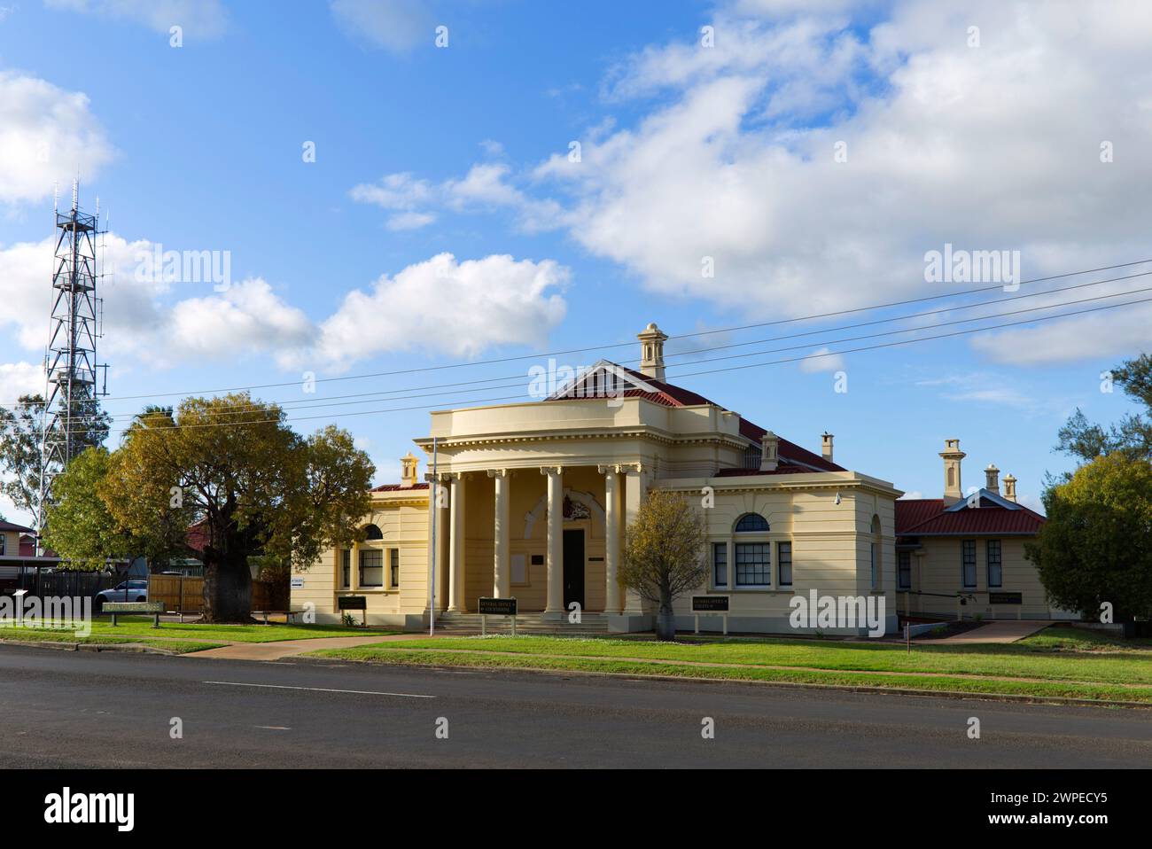 Historic heritage listed Roma Courthouse on McDowall Street Roma ...