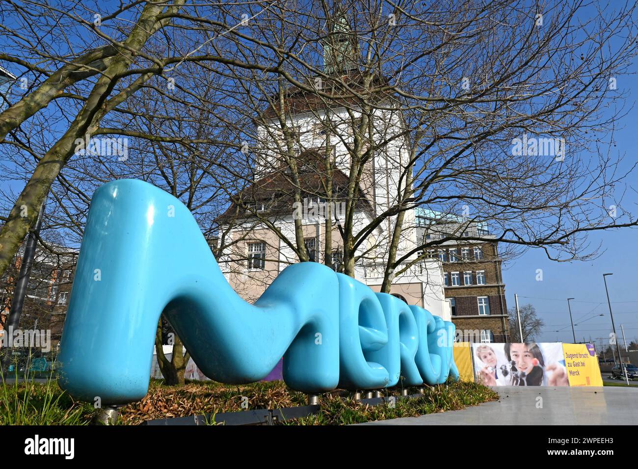 Merck KGaA. Unternehmenssitz der Merck KGaA - in Darmstadt ...