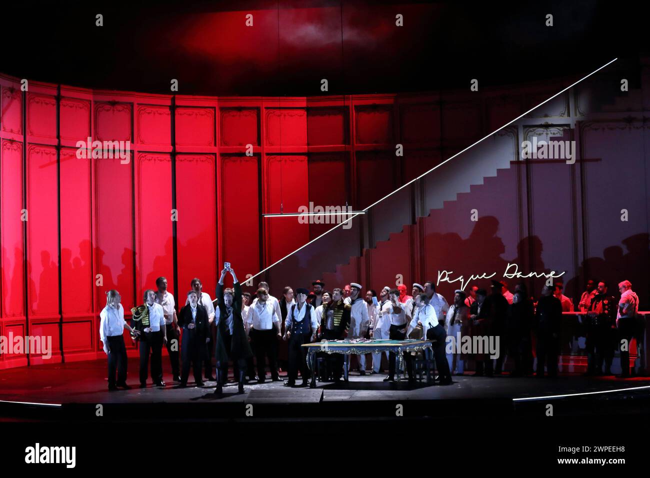 Martin Muehle vorn halblinks als Hermann und Ensemble während der ...