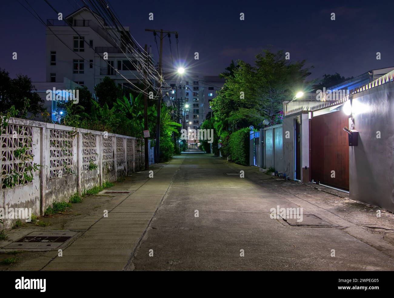 Empty one way street hi-res stock photography and images - Alamy