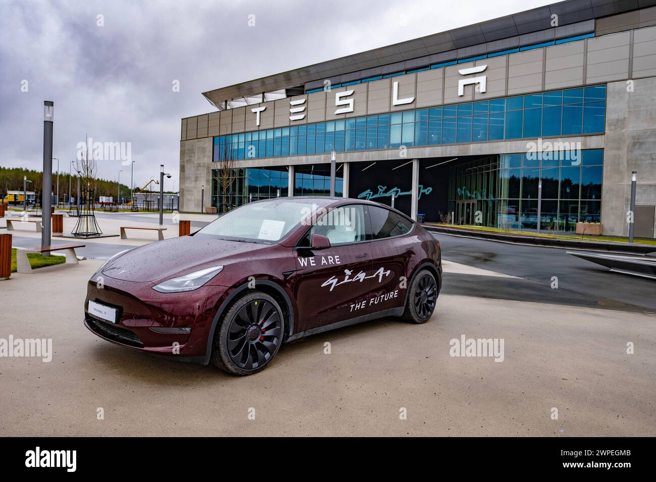 tesla model y midnight cherry red, Gigafactory Berlin-Brandenburg Tesla ...