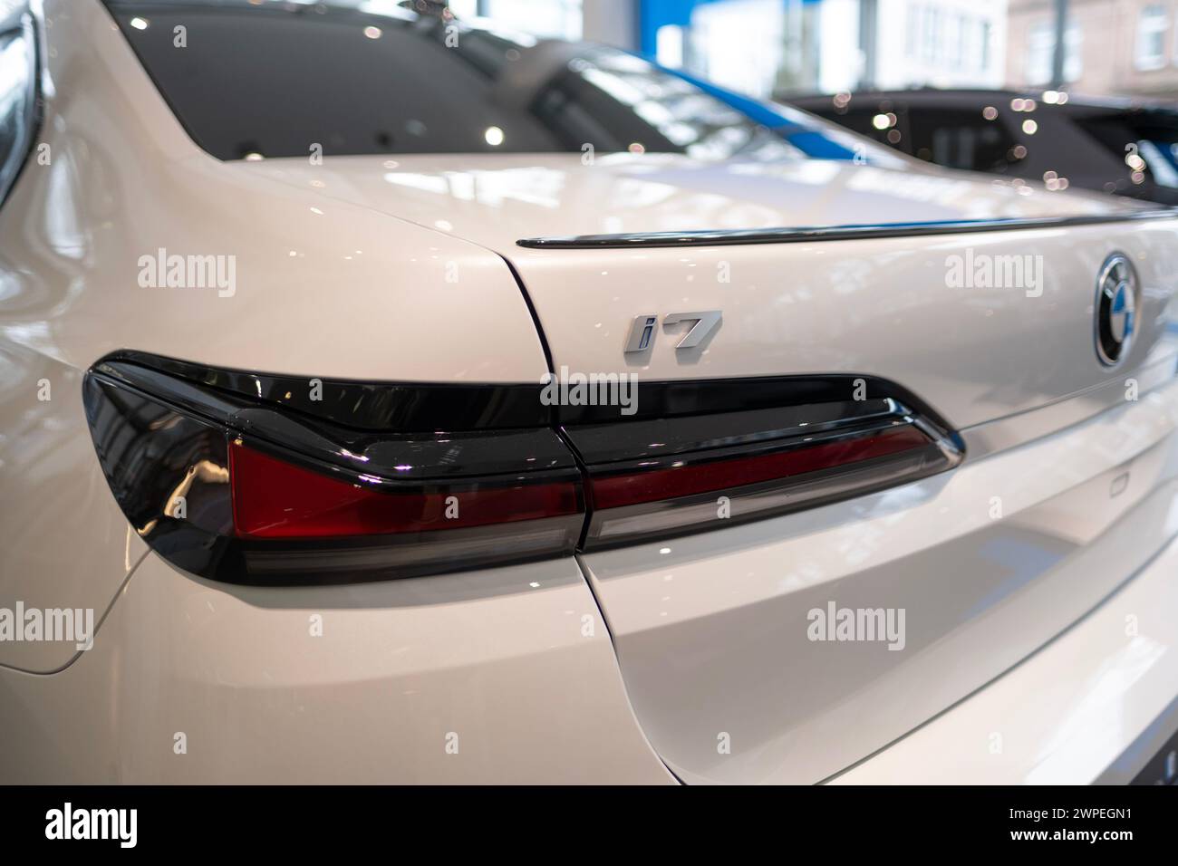 white bmw 7er Limousine G70, luxurious powerful bmw i7 all-electric ...