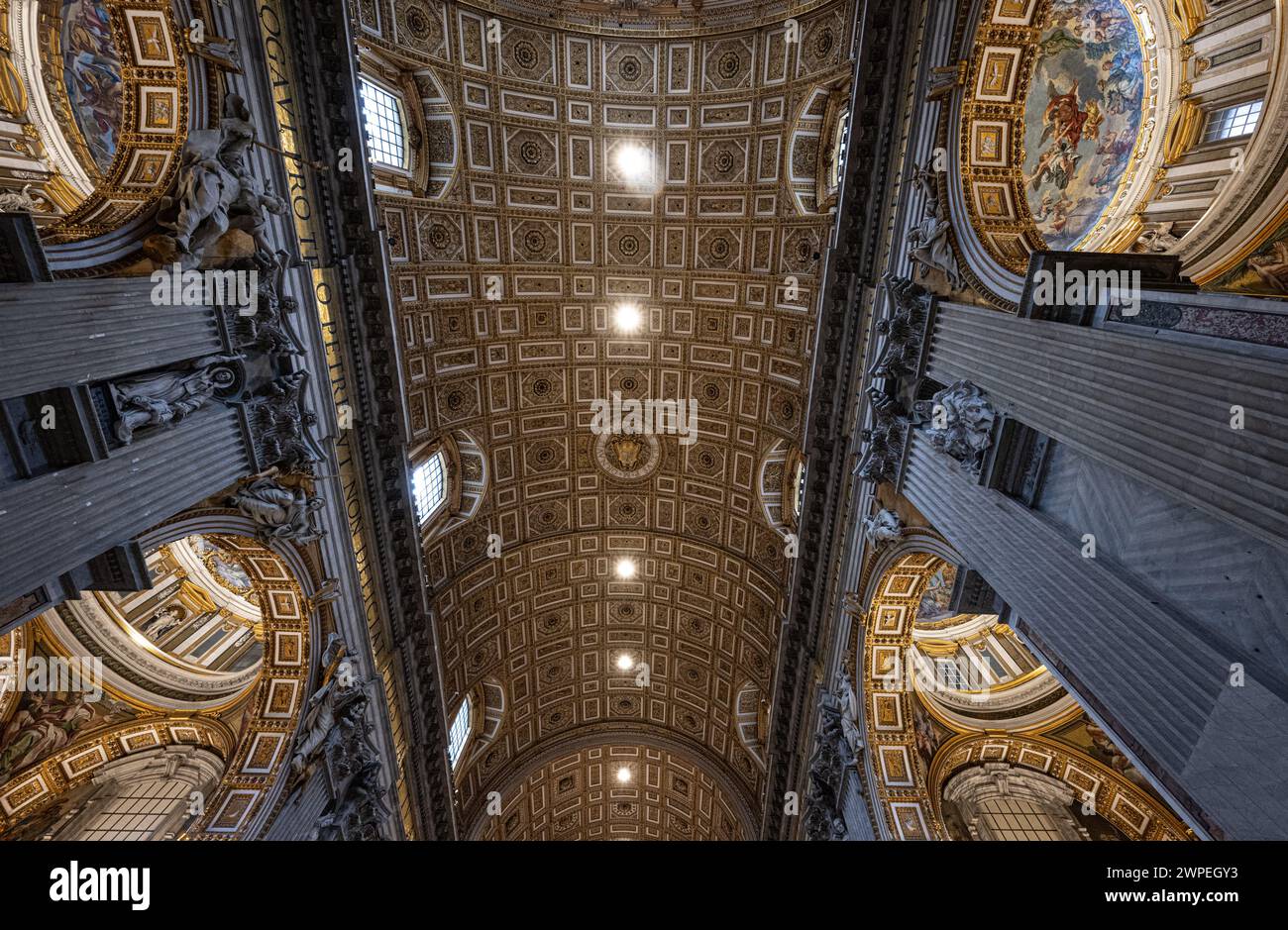 Nave saint peters basilica hi-res stock photography and images - Alamy