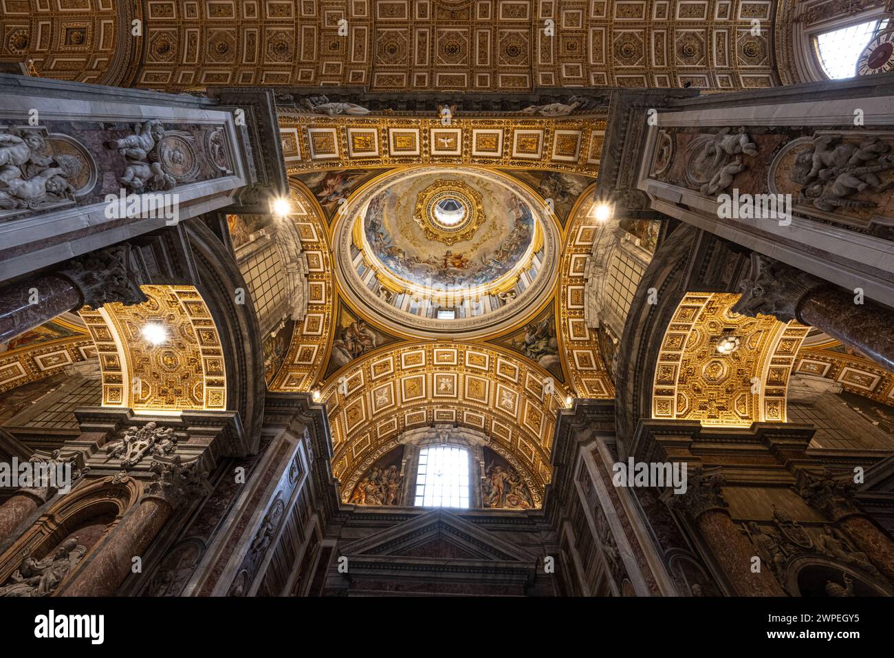 Saint peters basilica nave hi-res stock photography and images - Alamy