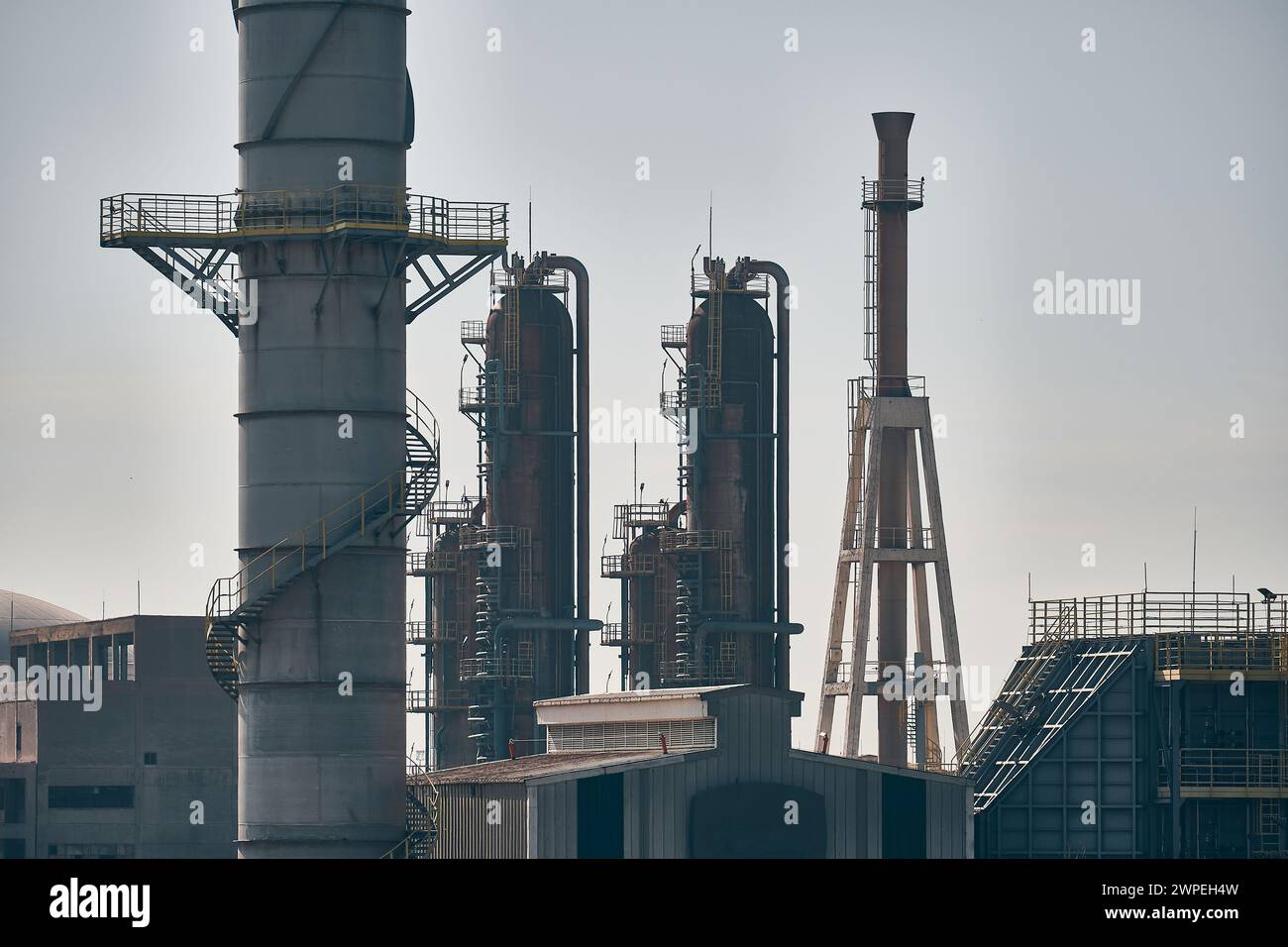 Structures of refinery plant Stock Photo - Alamy
