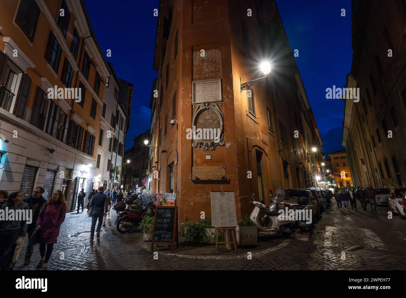 Busy street corner in Rome during the evening Stock Photo - Alamy