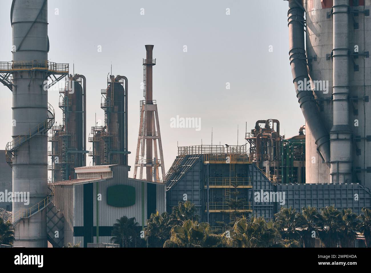 Structures of refinery plant Stock Photo - Alamy