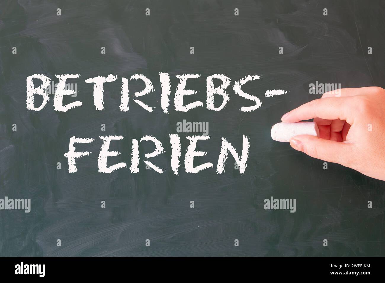 Auf einer Schultafel steht das Wort BETRIEBSFERIEN Symbolbild *** The ...