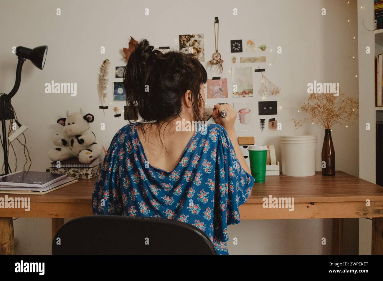 Artist thinking hi-res stock photography and images - Alamy