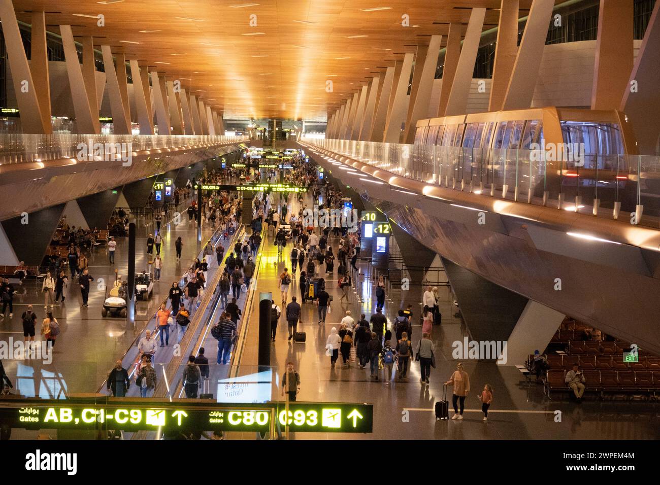24.02.2024, Doha, QAT - Menschen im Terminal des Hamad International ...