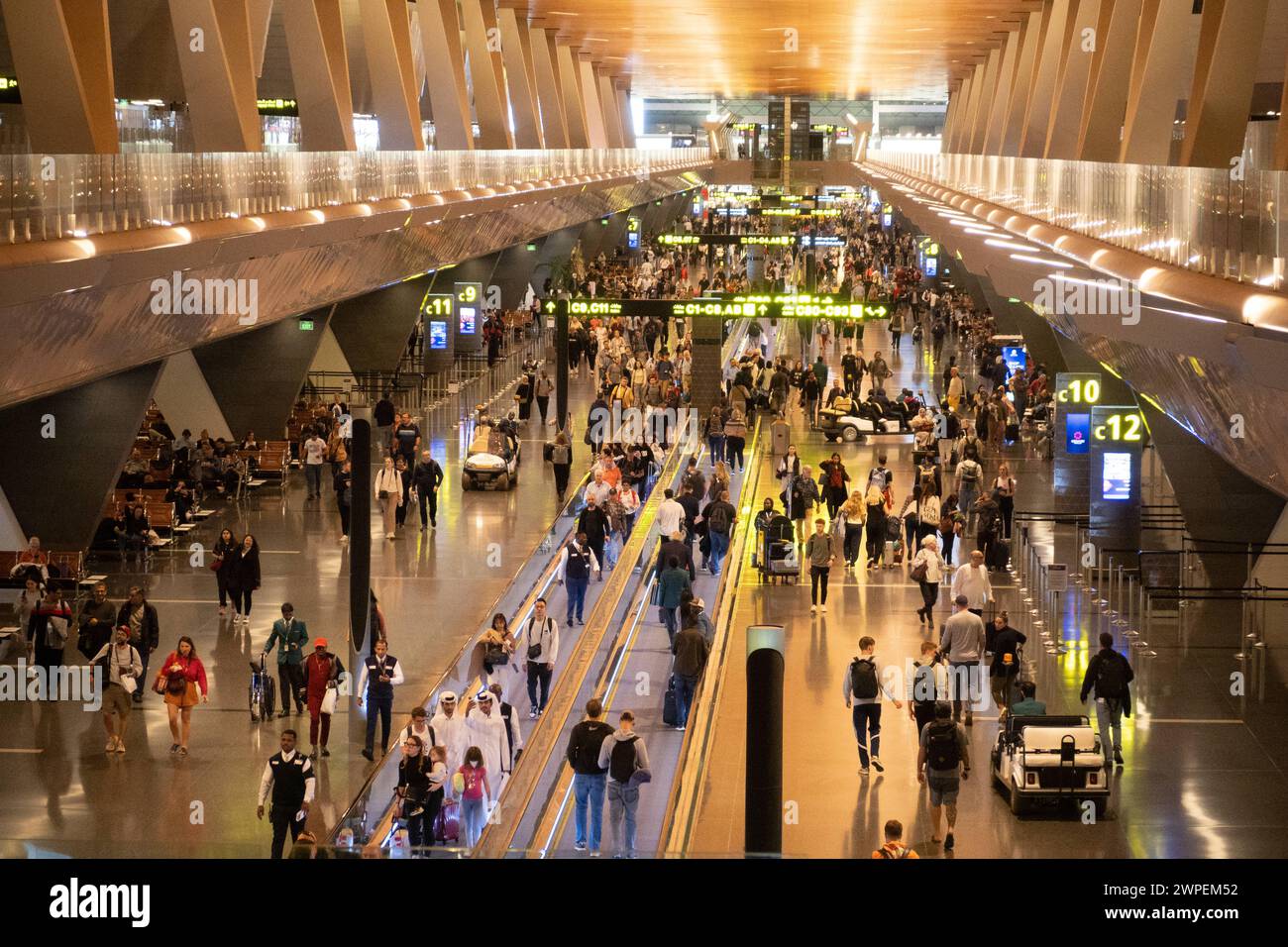 24.02.2024, Doha, QAT - Menschen im Terminal des Hamad International ...