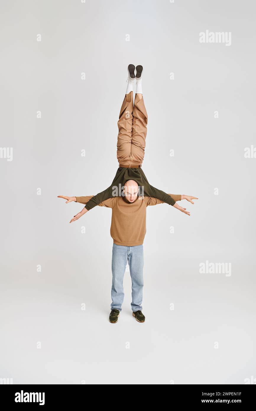 Supporting acrobats hi-res stock photography and images - Alamy