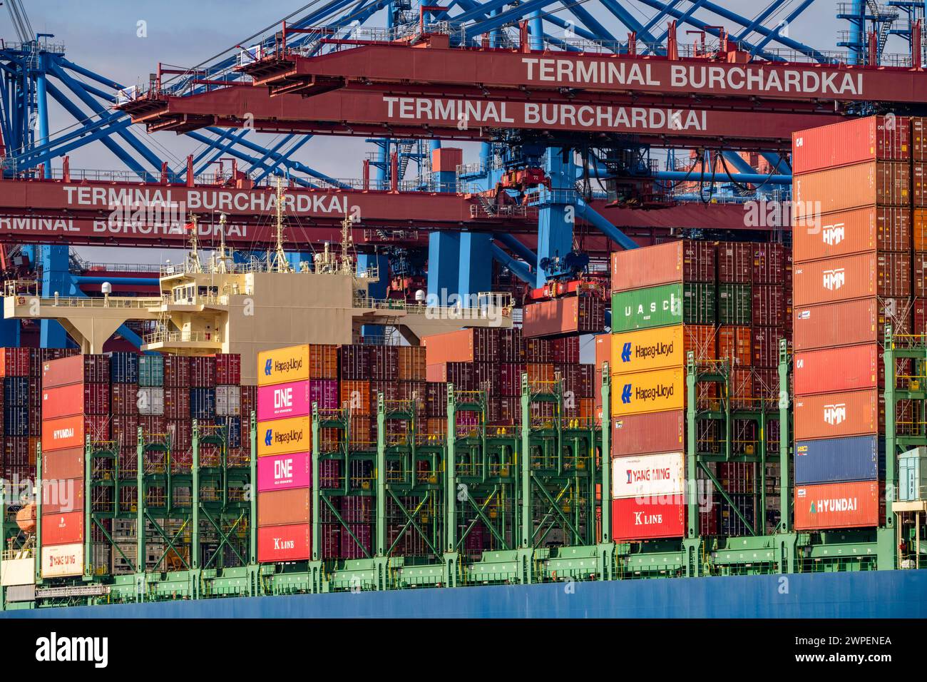 HMM Nuri Containerfrachter, am HHLA Container Terminal Burchardkai, im ...