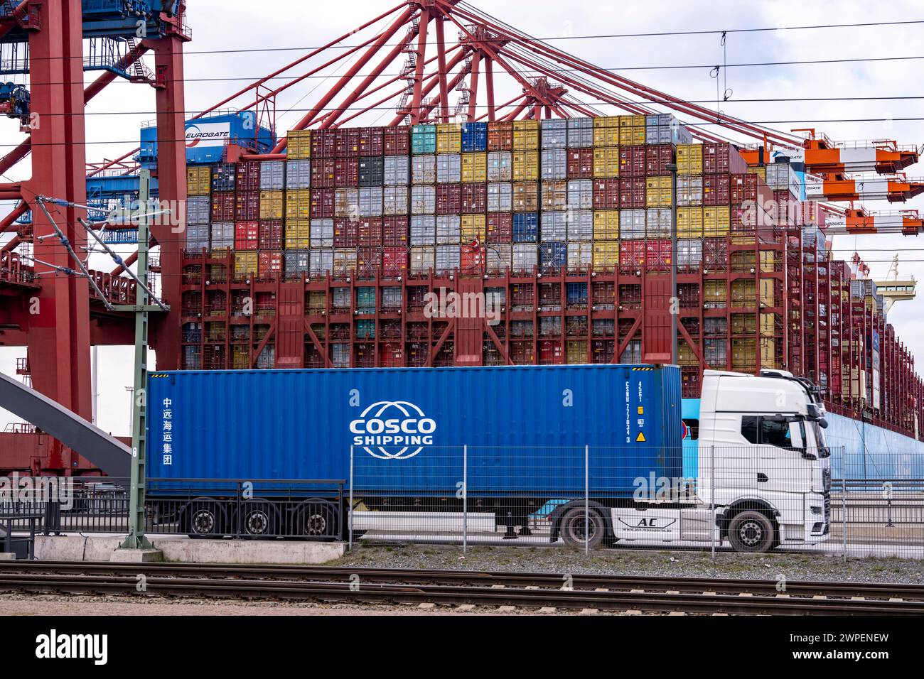 Hamburger Hafen, Waltershofer Hafen, Containerschiffe, LKW bringen und ...