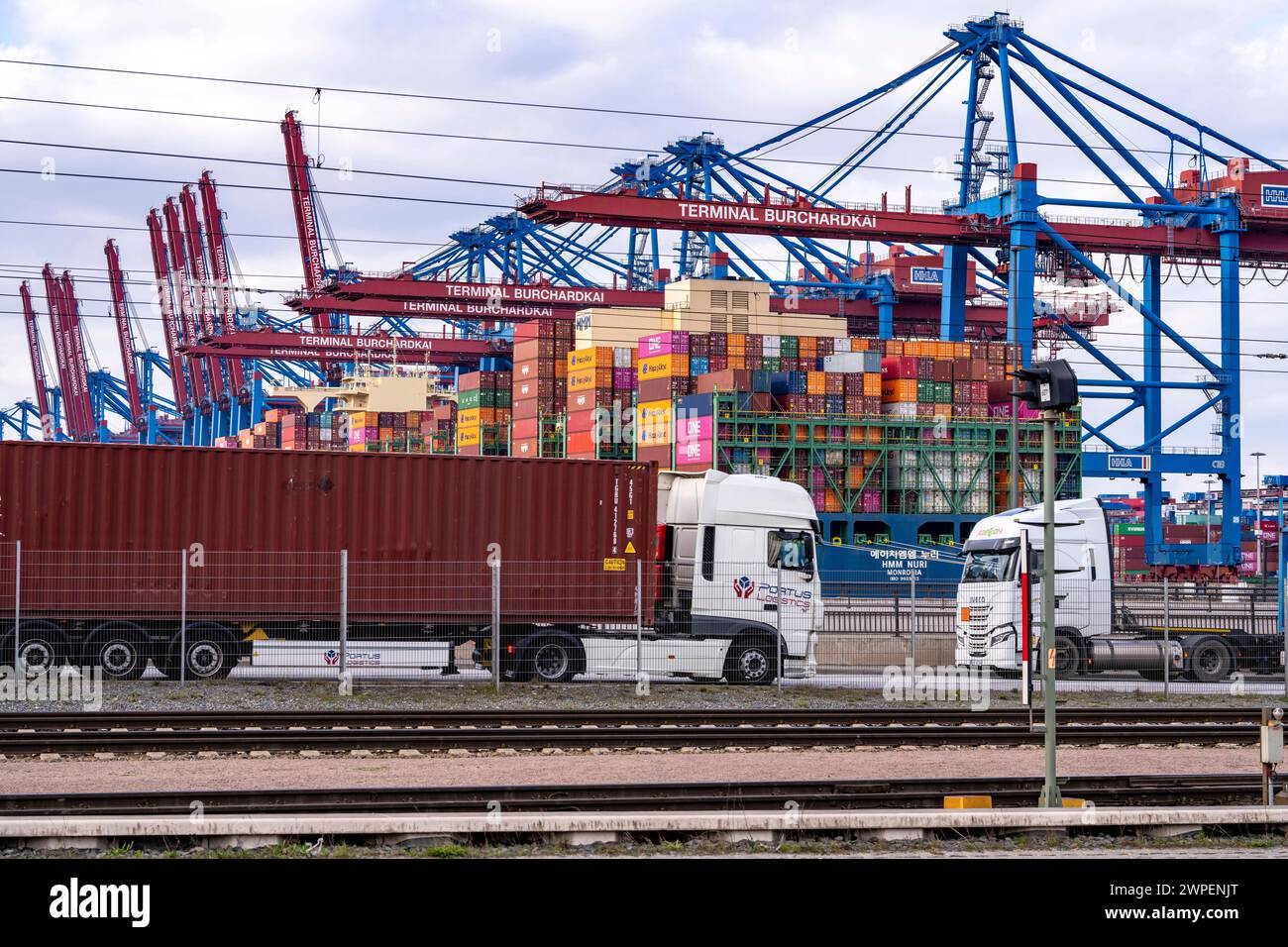 Hamburger Hafen, Waltershofer Hafen, Containerschiffe, LKW bringen und ...