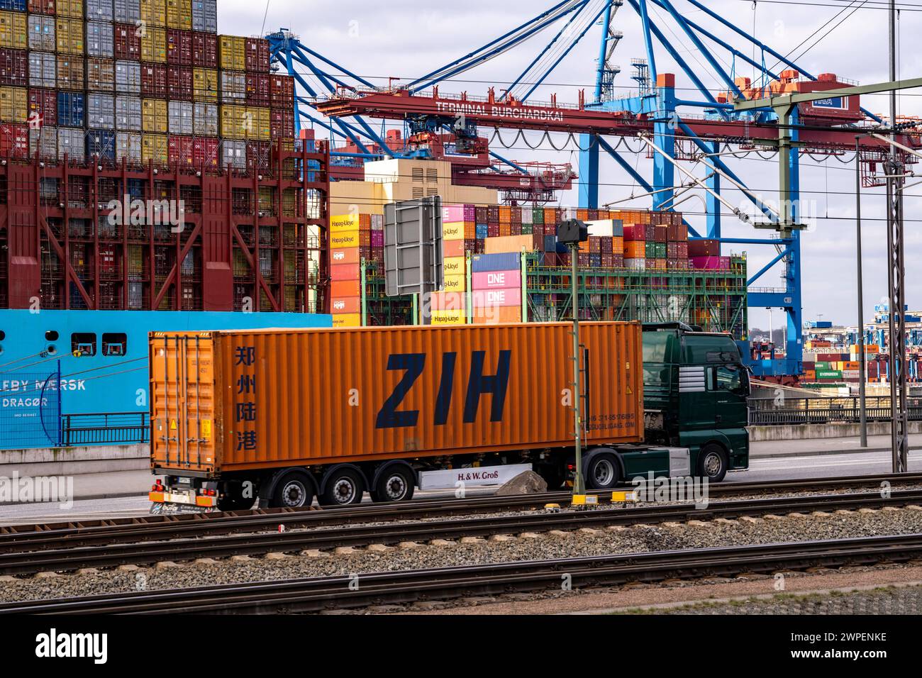 Hamburger Hafen, Waltershofer Hafen, Containerschiffe, LKW bringen und ...