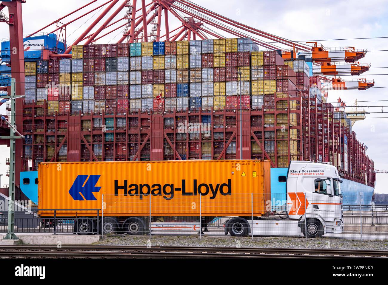 Hamburger Hafen, Waltershofer Hafen, Containerschiffe, LKW bringen und ...
