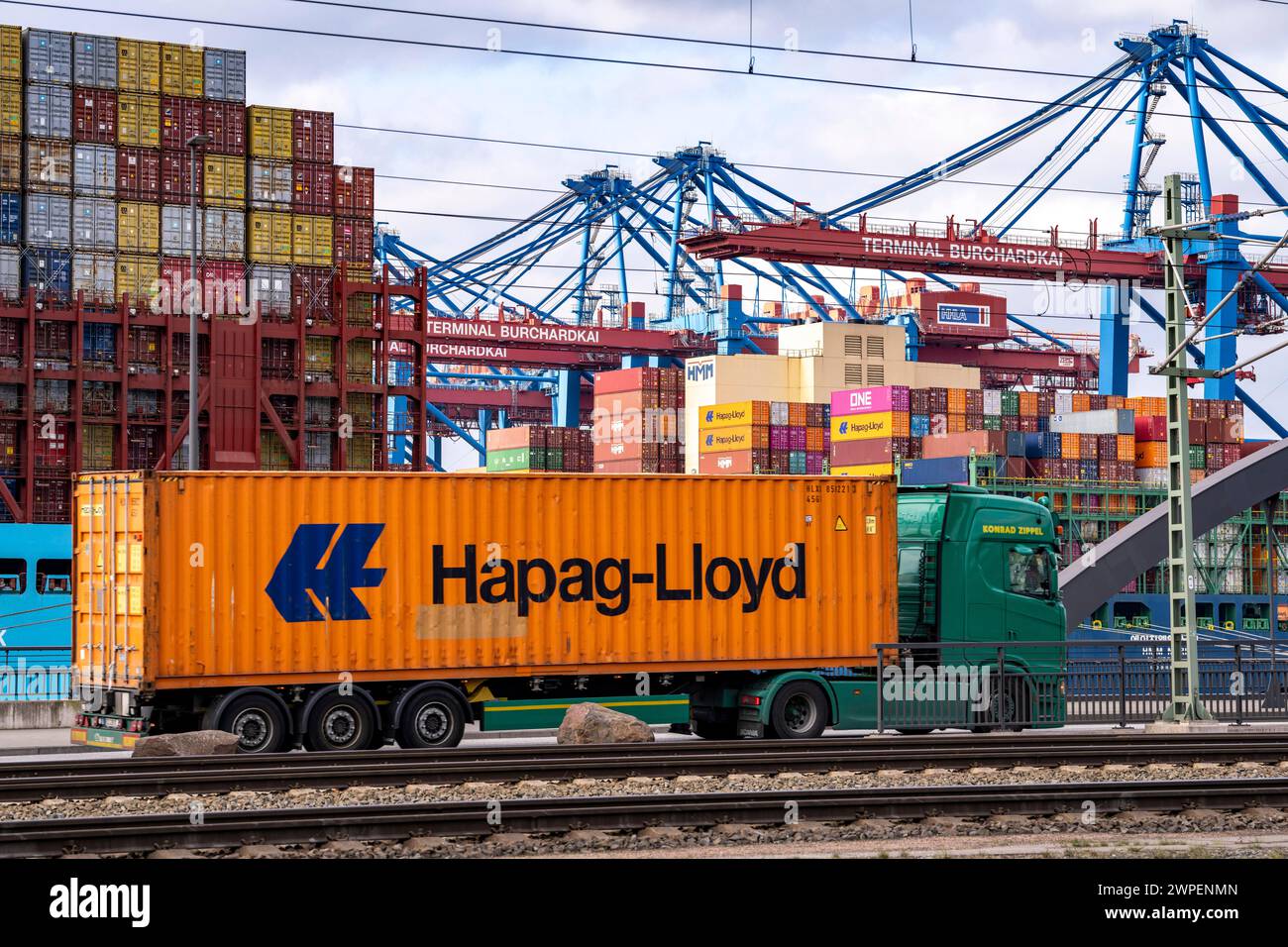 Hamburger Hafen, Waltershofer Hafen, Containerschiffe, LKW bringen und ...