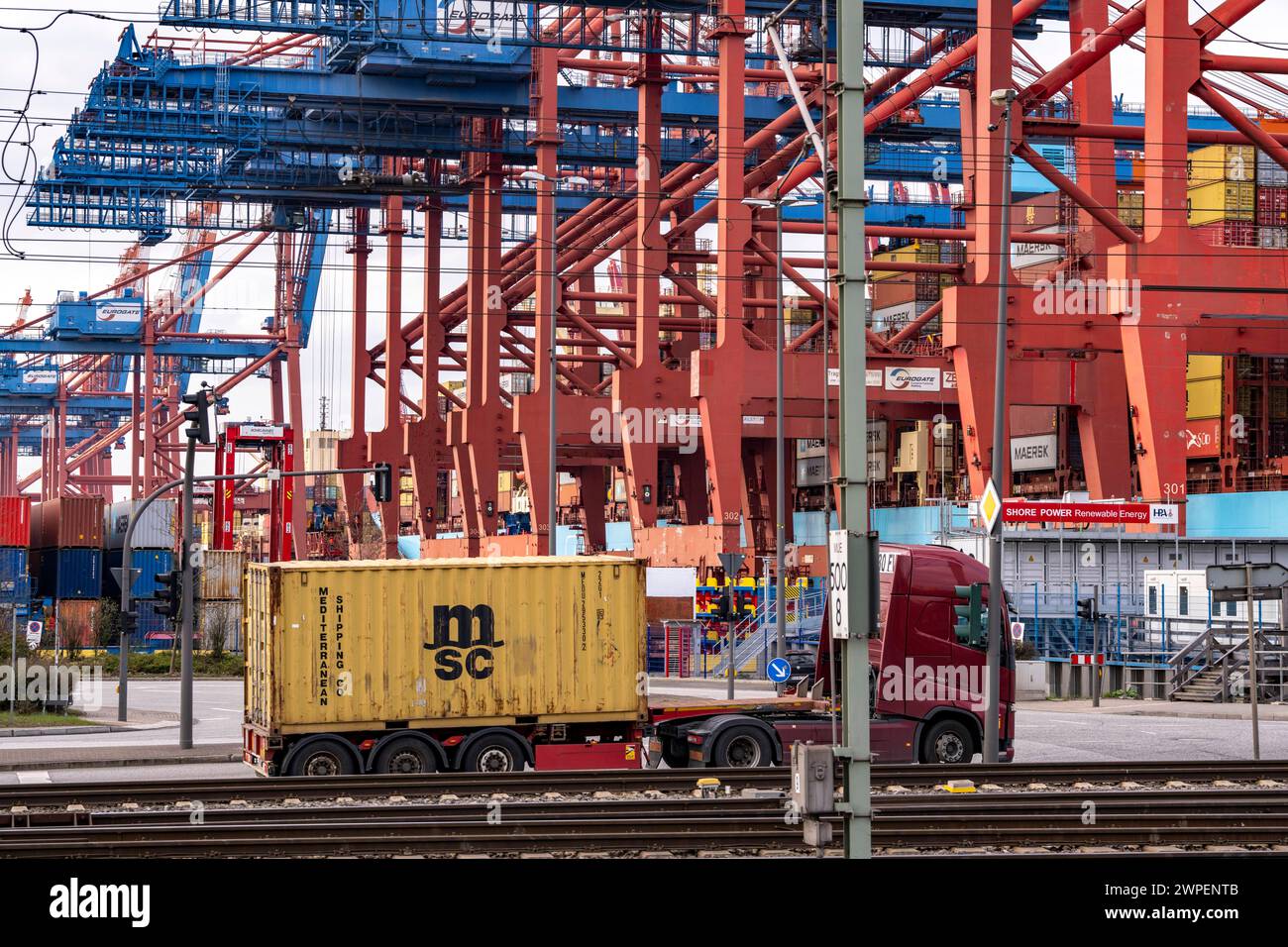 Hamburger Hafen, Waltershofer Hafen, Containerschiffe, LKW bringen und ...