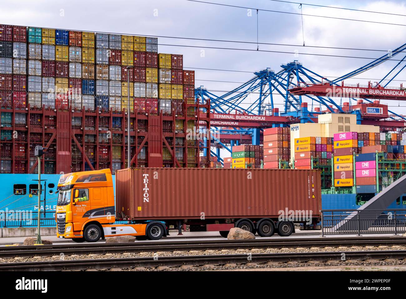 Hamburger Hafen, Waltershofer Hafen, Containerschiffe, LKW bringen und ...