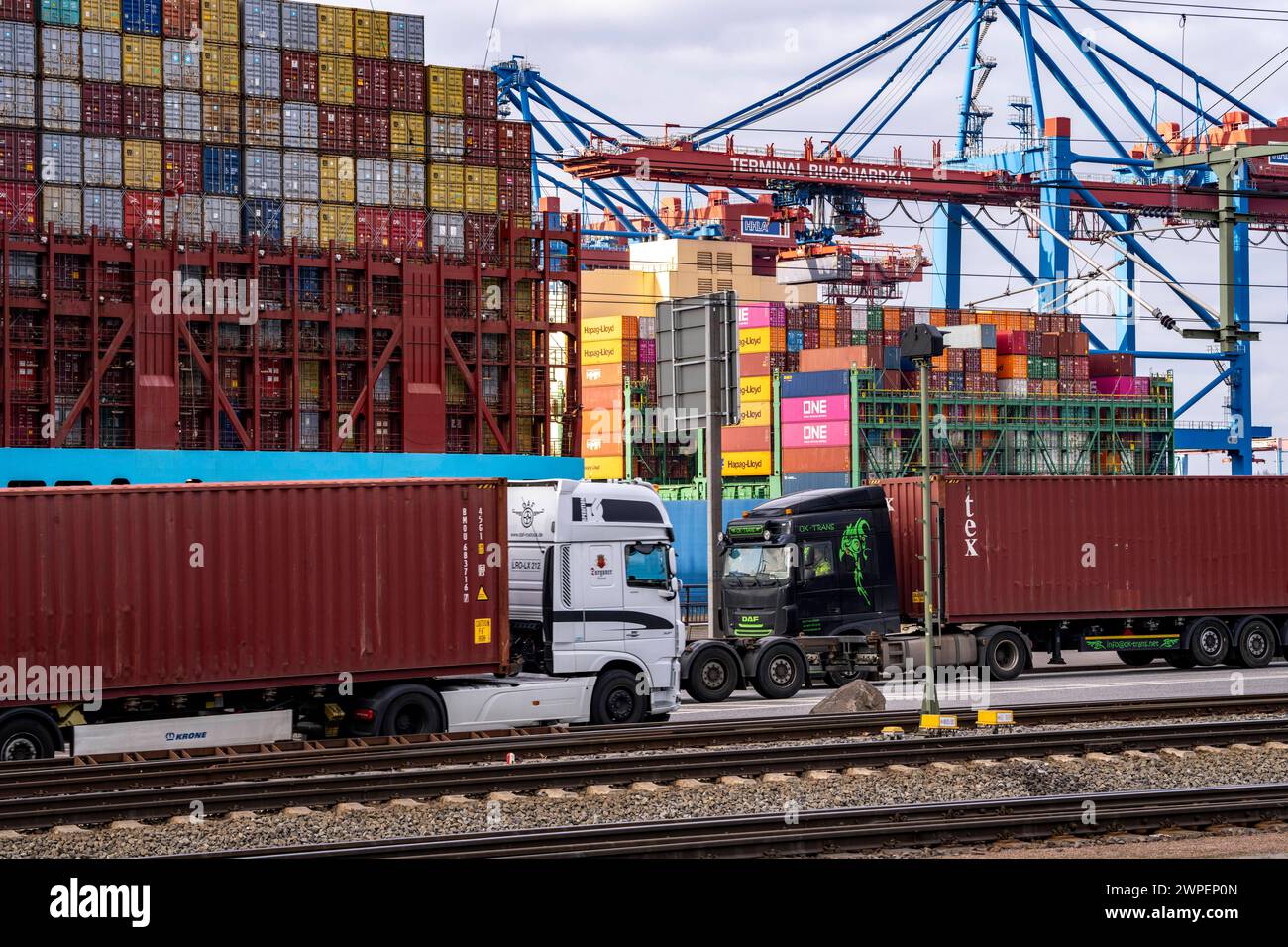 Hamburger Hafen, Waltershofer Hafen, Containerschiffe, LKW bringen und ...