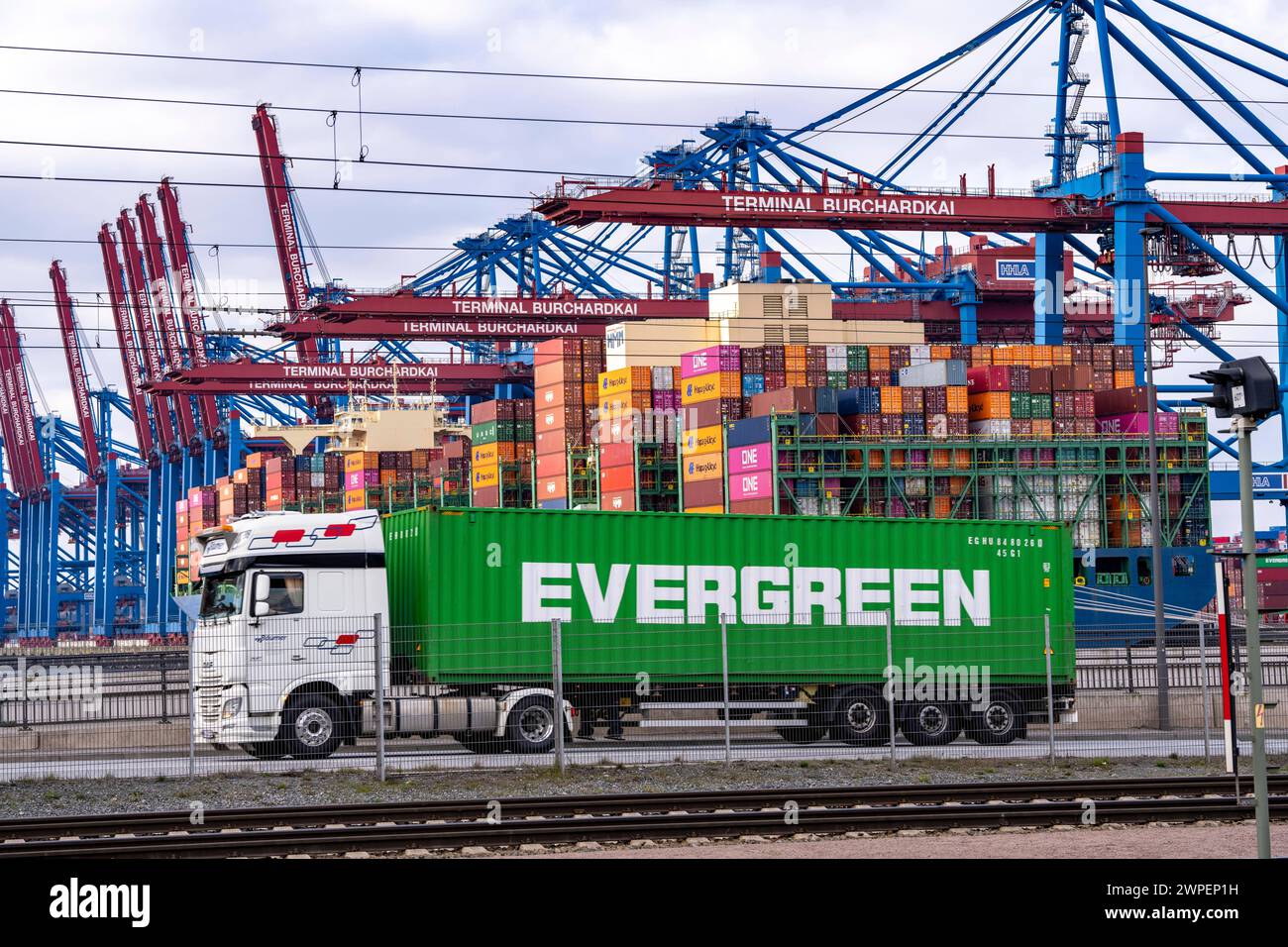 Hamburger Hafen, Waltershofer Hafen, Containerschiffe, LKW bringen und ...