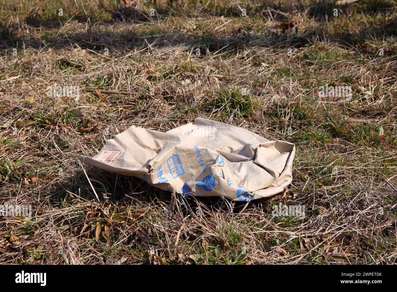 Litter (paper bag) along a roadside Stock Photo - Alamy